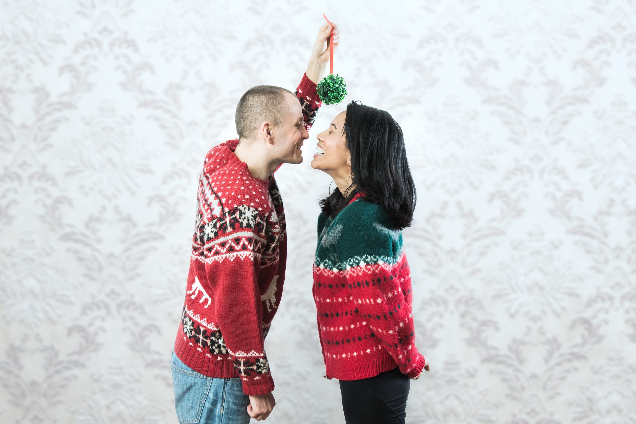 Il bacio sotto il vischio a Capodanno: sai perché porta fortuna? | Ohga!