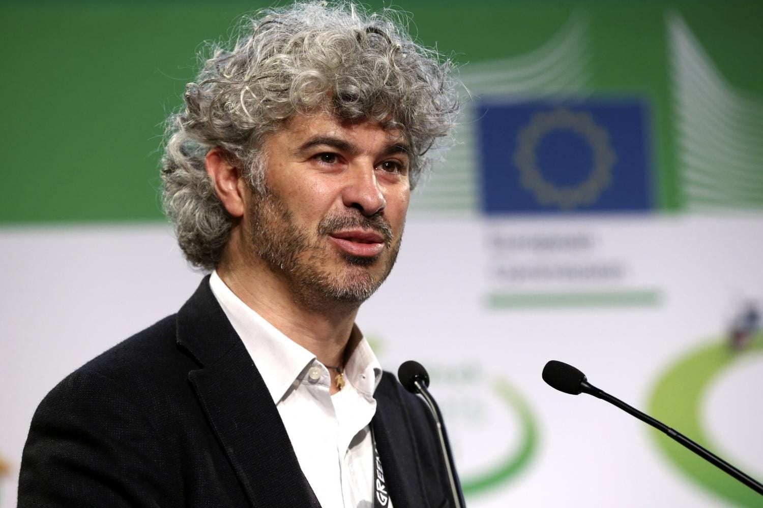 Intervista al rifiutologo Roberto Cavallo: Oggi le plastiche sono ...
