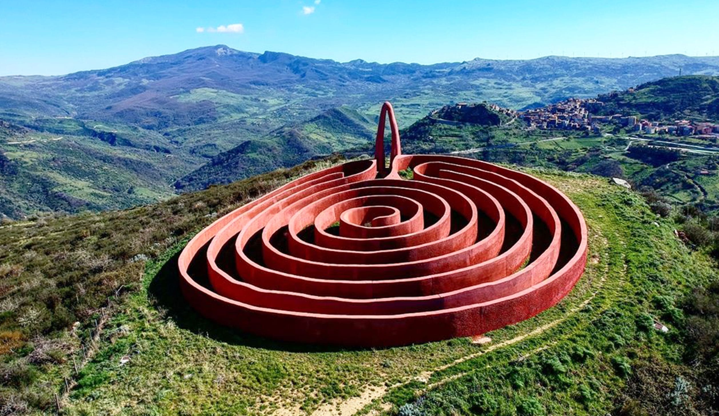 Il labirinto di Arianna, la scultura che incontra la natura dei monti ...
