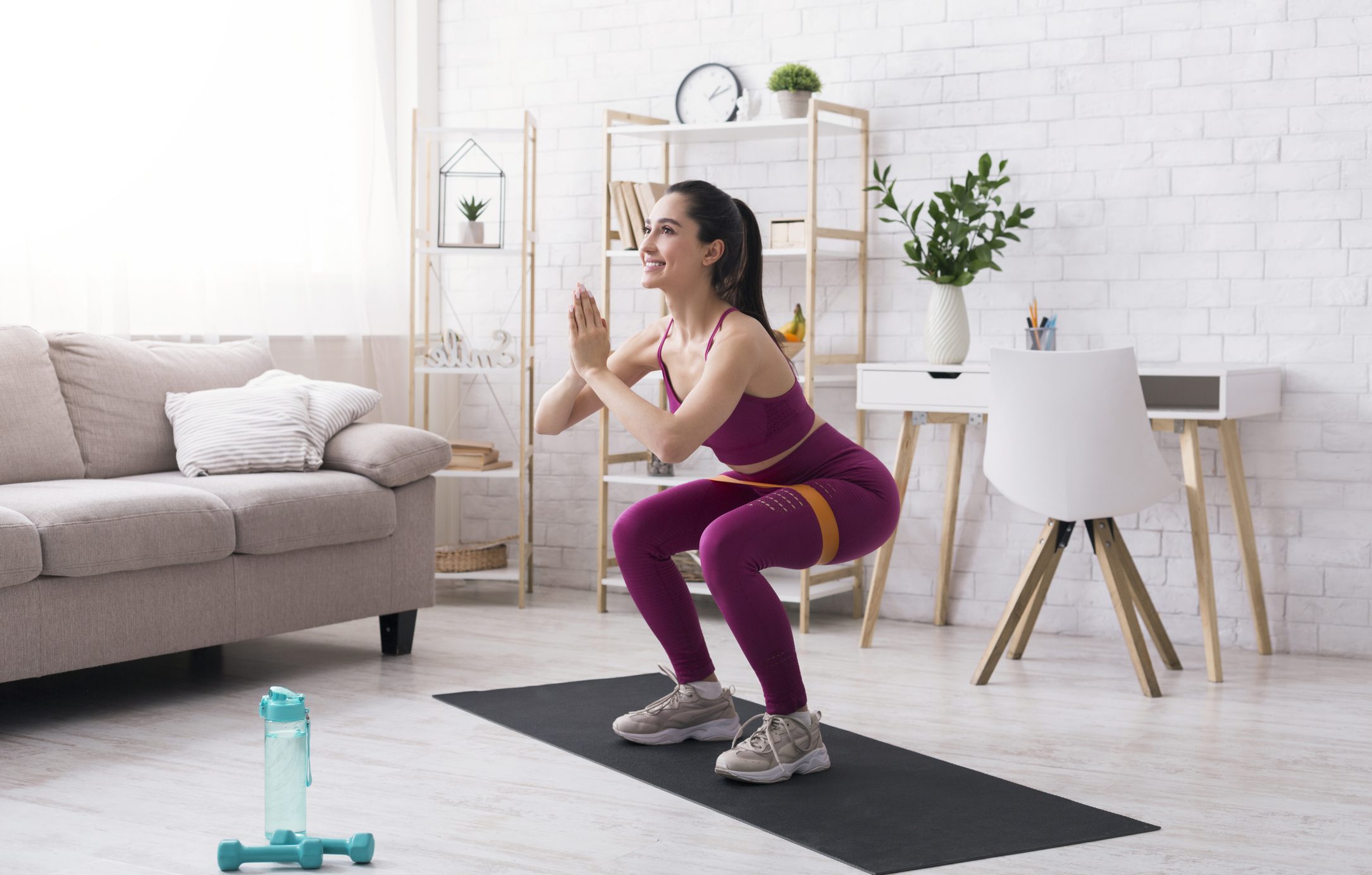 Manubri, elastico, kettlebell e bilanciere: come fare gli squat con gli ...