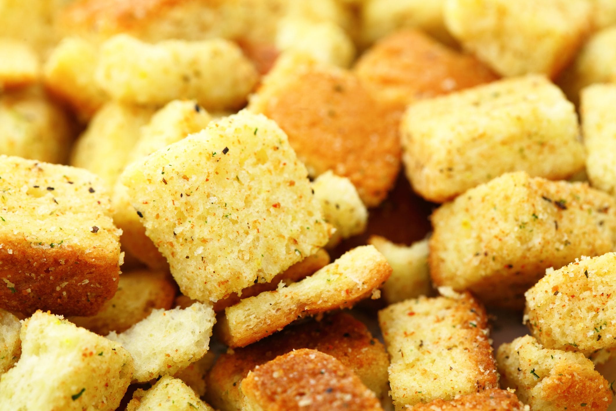 Come preparare i crostini di pane in padella e in forno