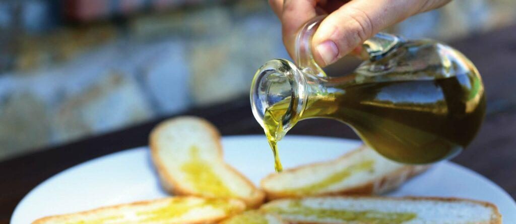 Olio extravergine, il test europeo boccia diversi marchi: cosa è stato ...