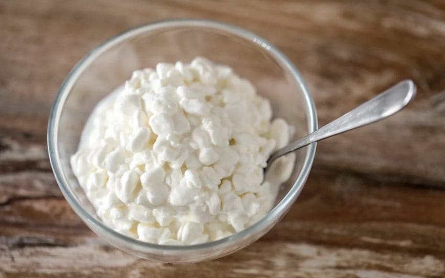 Formaggio fatto in casa con 1 litro di latte, mezzo limone e 1 yogurt ...