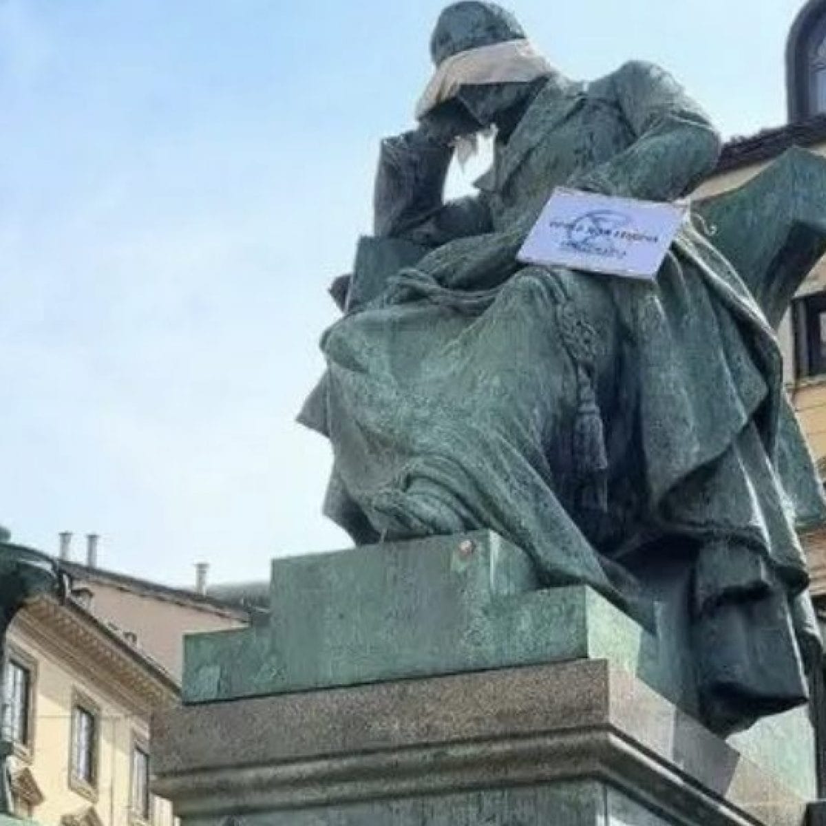 Crisi climatica: ecologisti bendano le statue a Torino | Ohga!