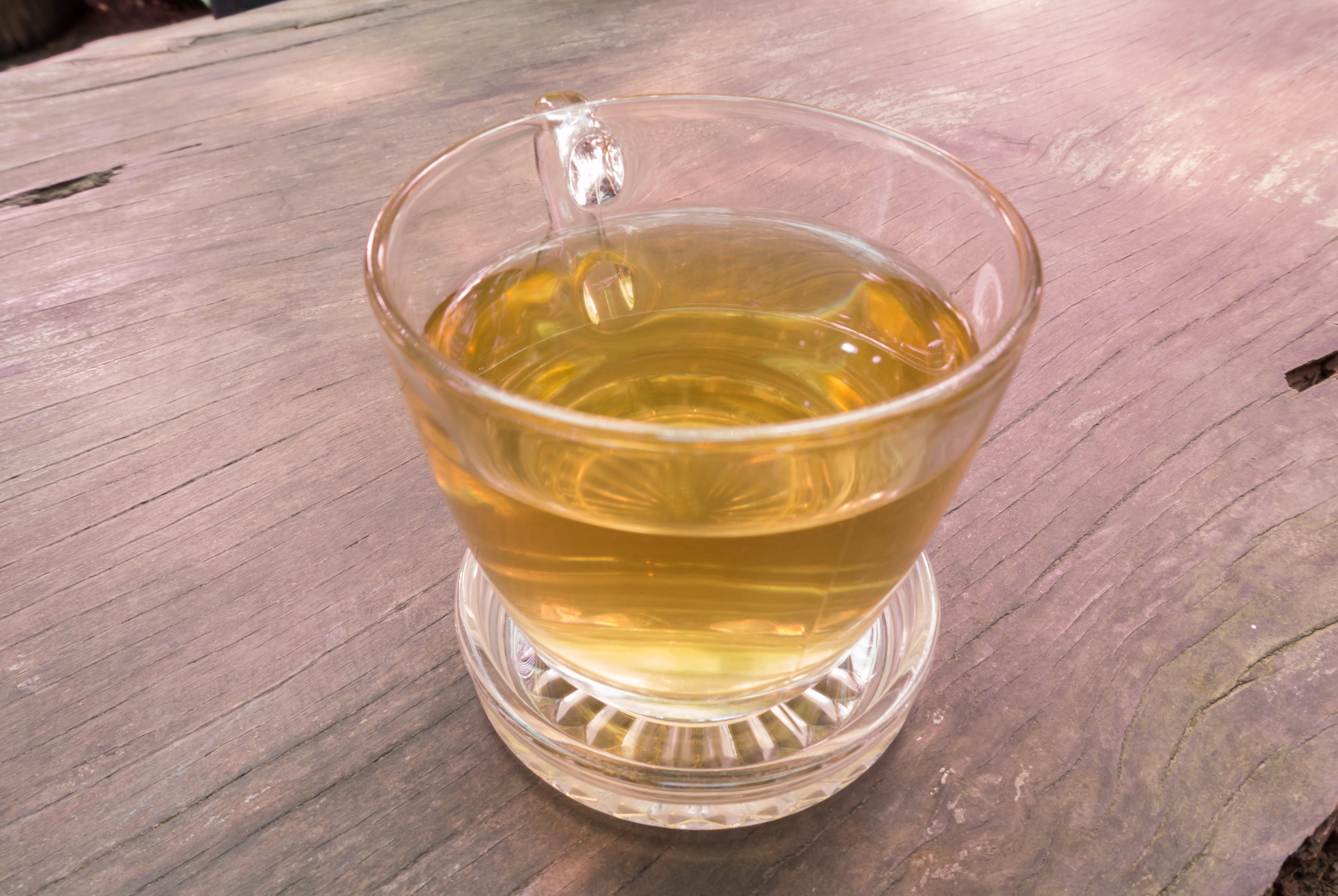 Come realizzare un infuso antispreco con limone e alloro