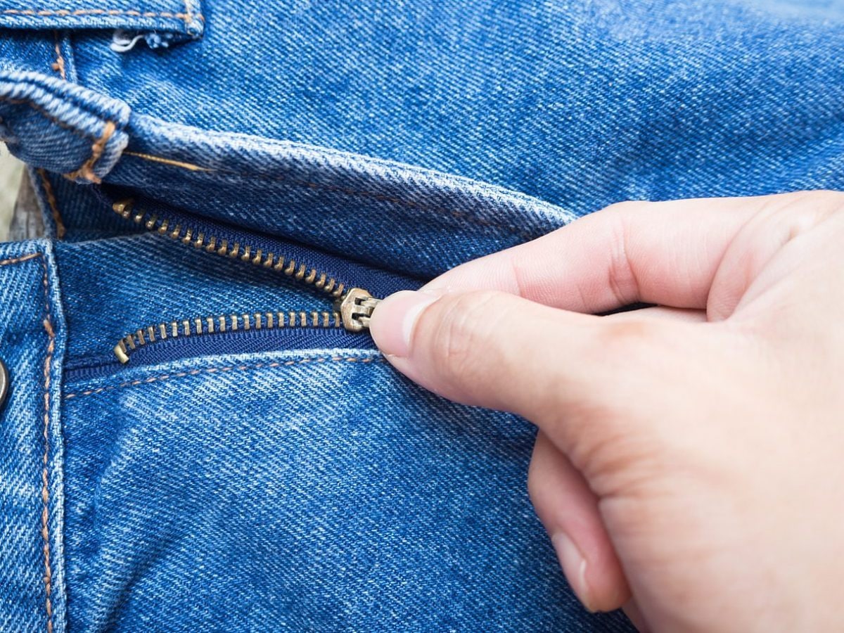 Cerniera bloccata: come ripararla (anche mentre sei fuori) senza dover buttare gli indumenti | Ohga!