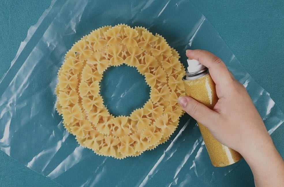 Come realizzare una ghirlanda di natale con pasta e carta riciclata | Ohga!