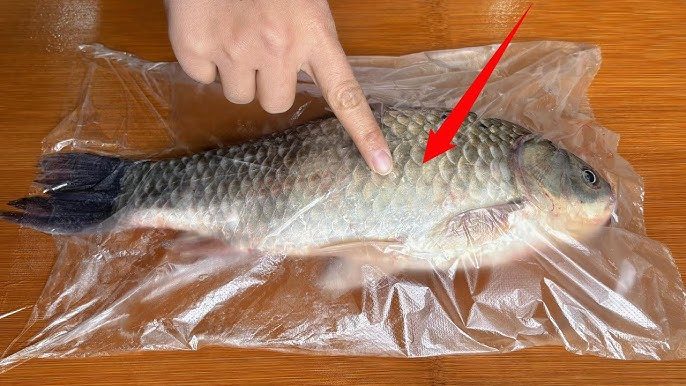 Per togliere le squame dal pesce è necessario solo un sacchetto di ...