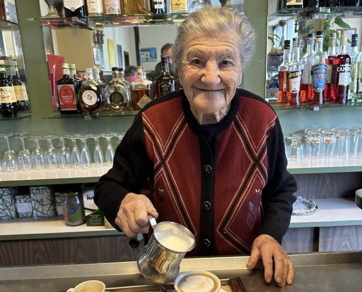Anna Possi, la barista più longeva d'Italia: 100 anni e ancora dietro ...